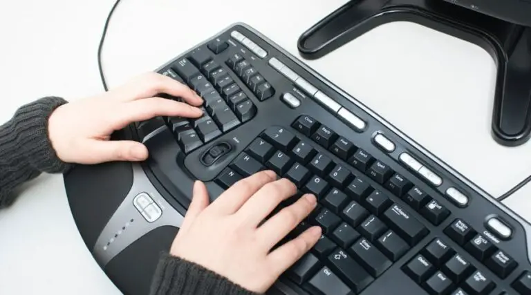Should I Use an External Keyboard With a Laptop For Gaming ...